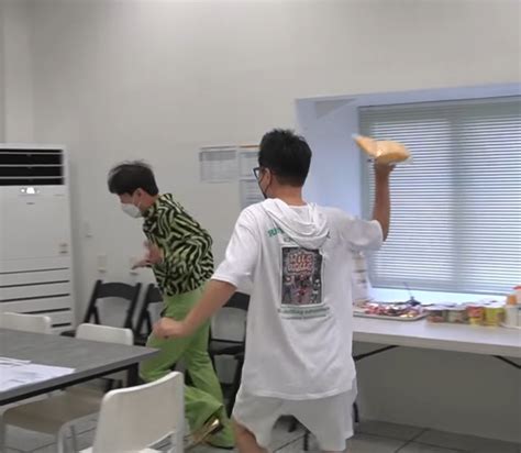 지석진 하하 앞에서 골드버튼 언박싱하는 김종국