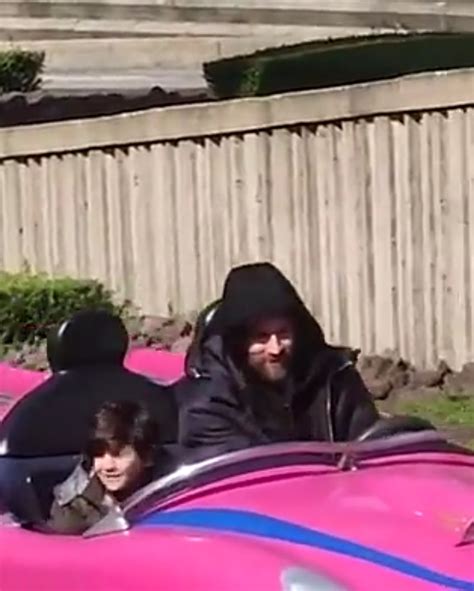 مرد خانواده؛ ماشین سواری لیونل مسی و پسرش در دیزنی لند عکس طرفداری