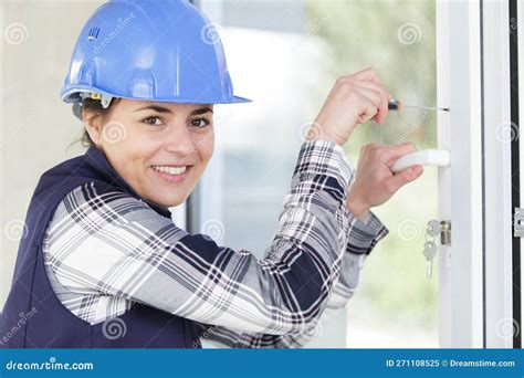 Joven Mujer Constructor Instalando Ventanas Imagen De Archivo Imagen