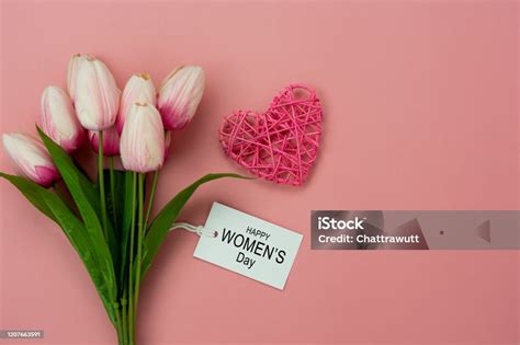 테이블 상단보기 국제 여성의 날 휴일 개념 배경 장식의 항공 이미지입니다 계절의 플랫 레이 기호 8 행진 행복한 여성의 날 핑크