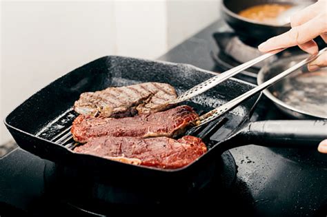 다크 팬에 후추와 와규 쇠고기 스트리플로인 스테이크를 닫습니다 고기에 대한 스톡 사진 및 기타 이미지 고기 요리하기 음식 준비 바베큐그릴 Istock