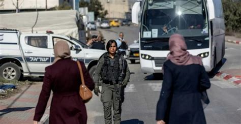 وكالة الرأي الفلسطينية سرن عاريات مجندات إسرائيليات يجبرن 5 نساء