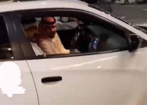شاهد فتاة ترد بقوة على مضايقة شابين في الشارع وتسكب عليهما القهوة