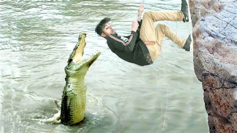 River Meпасe Unleashed Massive Crocodile Takes Unwary Crossers By