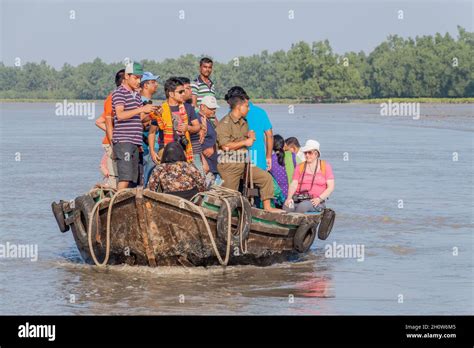 Sundarbans Bangladesh November 14 2016 Tourists On A Boat During A