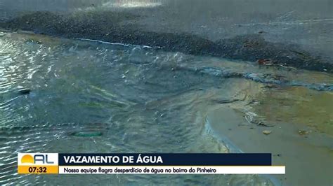 Moradores denunciam vazamento de água limpa no bairro do Pinheiro em