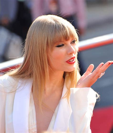 6 Times Taylor Swift Proved Shes A Great Role Model Yourtango