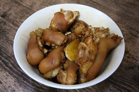 外婆做的豬蹄，醬香撲鼻，軟嫩燜爛，每次做一盤，連盤底都舔乾淨 每日頭條