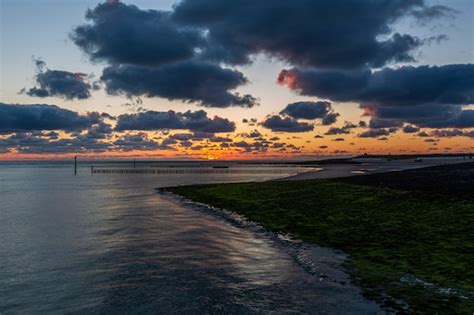 Belas paisagens de um pôr do sol de tirar o fôlego sobre o oceano calmo