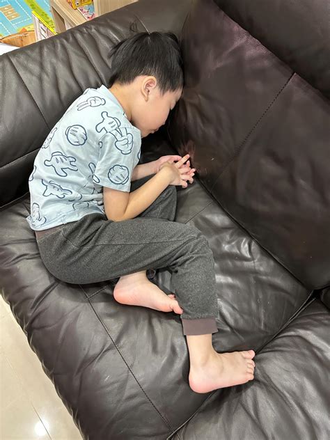 弟弟小一的回家作業老師要求要造四個字的詞但規定第一個字要一聲第二字要二聲第三個字要三聲第四個字要四聲然後隔天會請同學上台分享 爸爸我媽媽哥哥都幫忙想了多個山明水秀