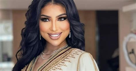 في رمضان دنيا بطمة تستعرض أنوثتها بعبايات وكتف مكشوفة شاهد