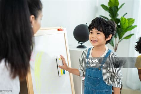 백인 아름다운 젊은 여성 선생님이 학교에서 아이들에게 예술을 가르칩니다 매력적인 강사 마스터 여성은 교실에서 유치원 유치원과