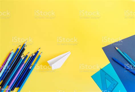 크리에이 티브 유행 최소한 학교 또는 사무실 작업 영역 노란색 배경에 파란색 전원 플랫이 하다 0명에 대한 스톡 사진 및 기타 이미지 Istock