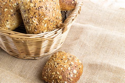 바게트 빵 거친 빵과 부스러기가있는 호밀 빵집 천연 면 배경에 밀 곡물 귀 또는 스파이크 식물소박한 전통 빵의 신선한 덩어리 개념 집에서 요리 0명에 대한 스톡 사진 및