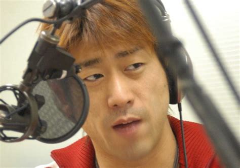 自らがパーソナリティーを務めるラジオ番組の収録に臨む原口あきまささん＝2005年12月、fm福岡 北九州から飛び込んだ芸能界、原口あきまさ