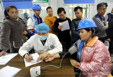 江苏常州：健康义诊进工地 情暖一线建设者 人民图片网