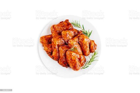고립 된 흰색 배경에 빨간 소스에 절인 닭 날개 상단 보기 공간을 복사합니다 반 빠른 요리 생 절인 닭고기 가금류에 대한 스톡
