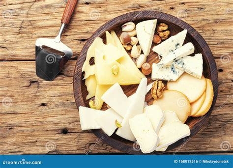 Bandeja De Queijo Em Bandeja De Madeira Foto De Stock Imagem De