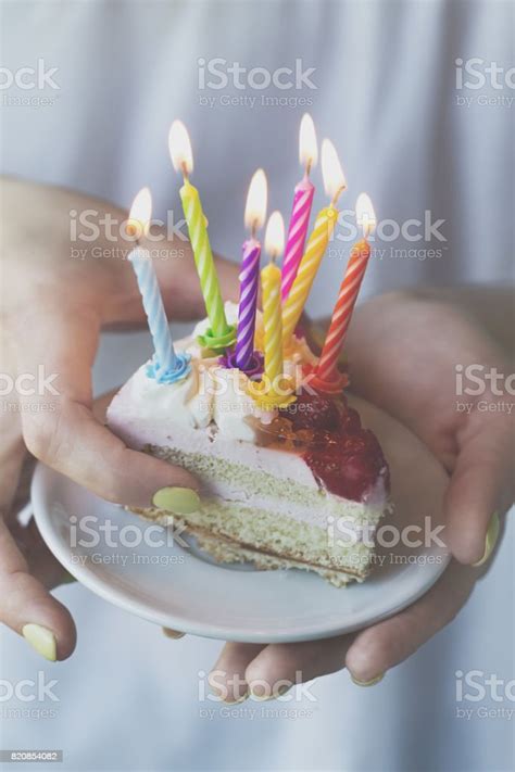 여자 많은 초를 가진 아름 다운 맛 있어 생일 케이크를 들고 근접 촬영입니다 건강한 생활방식에 대한 스톡 사진 및 기타 이미지