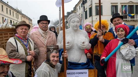 Cornice Di Pubblico Senza Precedenti Per La Sfilata Dei Carri