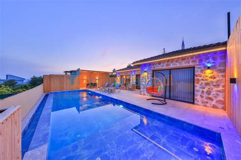 Kalkan Çavdır Mevkiinde Kişilik Tatil Villası