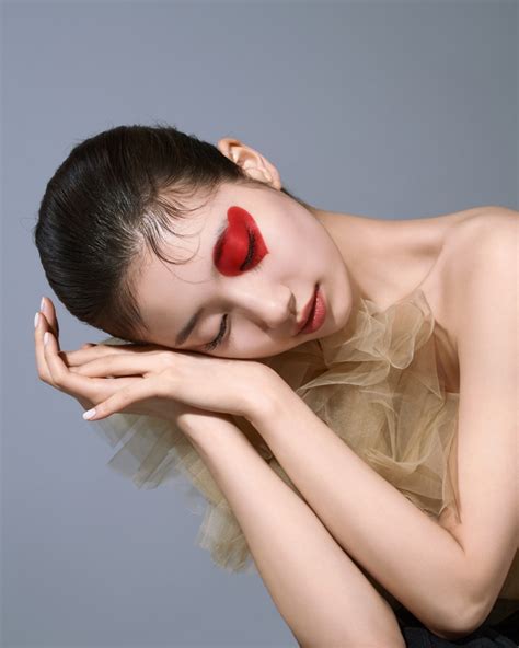 화보 수지 극과극 메이크업 속 한결같은 투명 피부의 비밀은