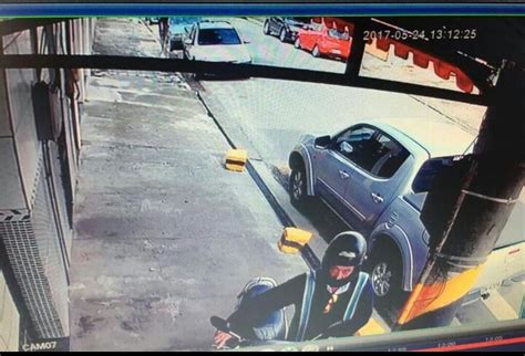 Suspeito De Roubar Carros é Preso Com Parte Do Corpo Dentro De Veículo