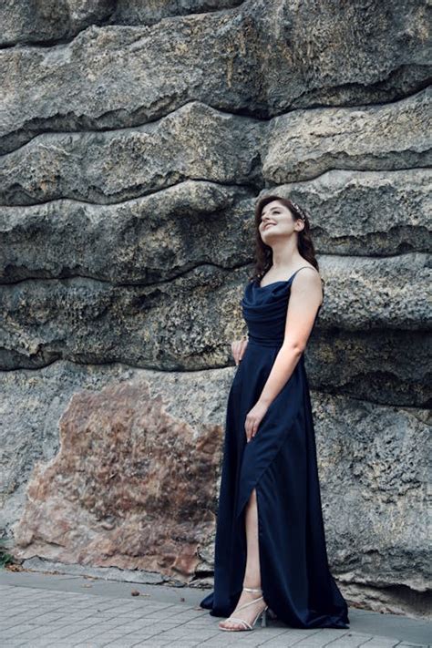 가방 건물 검정 드레스 도시의 모델 불교의 사원 서 있는 수직 쐈어 여성 우아함 종교 패션 사진에 관한 무료 스톡 사진