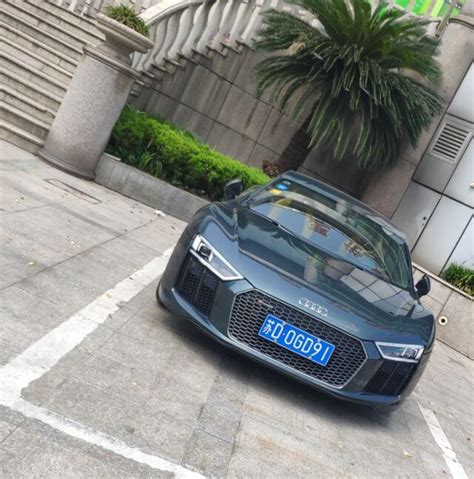 江苏常州街头实拍墨绿色奥迪r8跑车，气场不输法拉利！