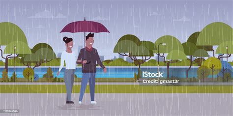 연인 커플 우산 남자 여자 비 도시 도시 공원 풍경 배경 전체 길이 문자에서 걷는 낭만적인 아래 평평한 수평 2명에 대한 스톡