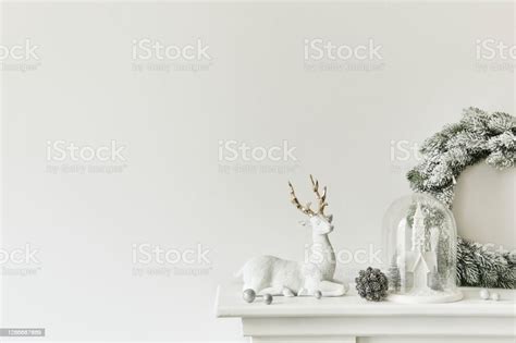 아름다운 장식거실 인테리어의 하얀 굴뚝에 크리스마스 구성 크리스마스 트리와 화환 촛불 별 빛 공간을 복사합니다 템플릿 12월에