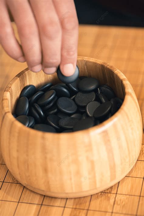 손을 잡고 검은 이동 체스 조각 클로즈업 배경 체스 게임 경쟁 게임 경기 배경 일러스트 및 사진 무료 다운로드 Pngtree