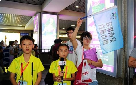 小记者们在青奥会现场做报道 小记者活动频道 未来网