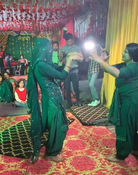 भाभियों का अतरंगी नागिन डांस जमीन पर लोटपोट होकर हिलाया बदन देखकर