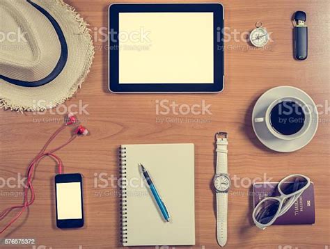 Meja Kantor Dengan Tablet Persediaan Cangkir Kopi Dan Barangbarang