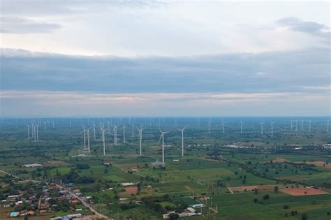 산업 공장에서 풍력 터빈 또는 풍차 농장 필드의 공중 보기 전력 지속 가능한 녹색 청정 에너지 및 환경 개념 자연 혁신 개발에 대한 스톡 사진 및 기타 이미지 Istock