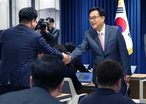 기자들 앞에 하루 두번 선 尹 한국경제