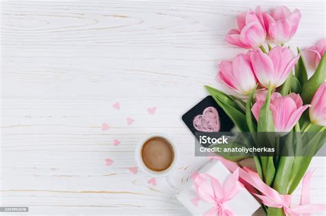 분홍색 튤립 선물 커피 한 잔과 흰색 나무 배경에 종이 하트 복사 공간 및 평면 Lay 어머니의 날 컨셉입니다 공휴일에 대한 스톡 사진 및 기타 이미지 Istock