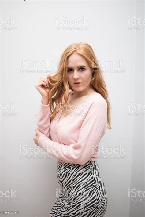 젊은 매력적인 여자 고립 된 흰색 배경 핑크 셔츠 얼룩말 스커트 포즈 모형 광고의 아름 다운 긴 빨간 건강 머리 건강한 생활방식에 대한 스톡 사진 및 기타 이미지 Istock