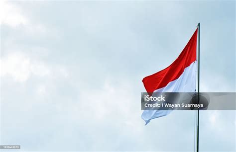 インドネシア国旗赤と白の色インドネシア独立記念日空に対して インドネシア国旗のストックフォトや画像を多数ご用意 インドネシア国旗