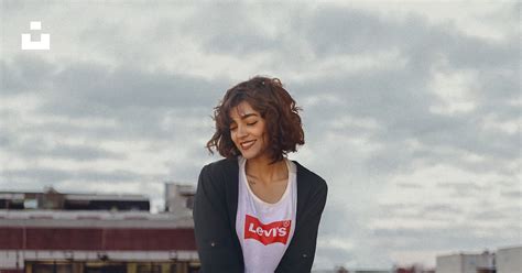 다리를 꼬고 울타리에 앉아 있는 여성 사진 Unsplash의 무료 사람의 이미지