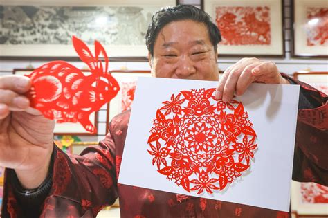 新京报 Beijingnews 【南京非遗传承人创作兔年剪纸作品迎新春】南京市 工艺美术大师、非遗 剪纸