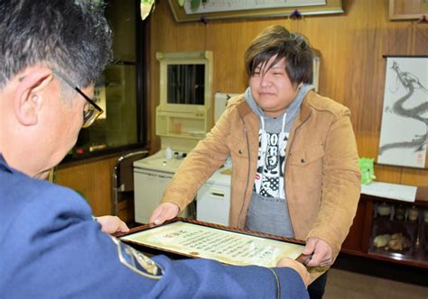 飛び降り自殺図る女性「どうにかして止めなあかん」 声掛け続け保護、30歳男性に感謝状｜京都新聞デジタル 京都・滋賀のニュースサイト