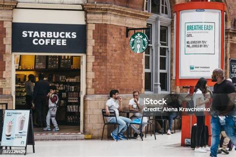 영국 런던 메릴본 역 안에 있는 스타벅스 테이블에 앉아 있는 사람들 Starbucks에 대한 스톡 사진 및 기타 이미지