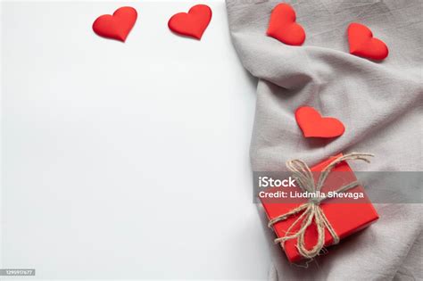 발렌타인 데이 레드 하트와 상자 카피 공간이있는 휴일 발렌타인 카드 2월에 대한 스톡 사진 및 기타 이미지 2월 다양 디자인 Istock