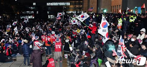 밤에도 계속되는 공수처법 ·선거법 반대