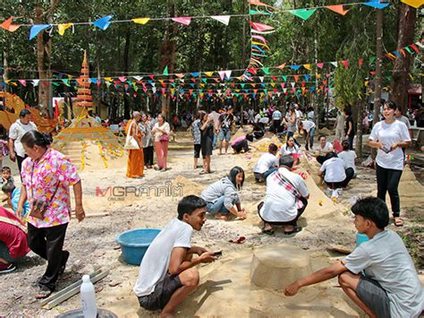 ชาวสะเดาร่วมก่อเจดีย์ทรายรับเทศกาลสงกรานต์ สืบสานอนุรักษ์ประเพณีอันดีงาม