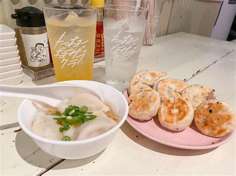 ネオ酒場×餃子×映えグラス。神田の“トーキョーギョーザクラブ”に行ってみた Retrip リトリップ