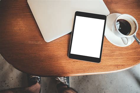 노트북과 커피 컵 나무 테이블에 빈 바탕 화면 흰색 화면으로 검은 태블릿 Pc의 상위 뷰 이랑 이미지 0명에 대한 스톡 사진 및 기타 이미지 Istock