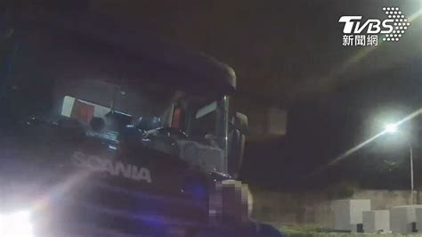 醉不要命！酒駕開曳引車「沿途闖紅燈」 駕駛辯：我腳麻啦│tvbs新聞網